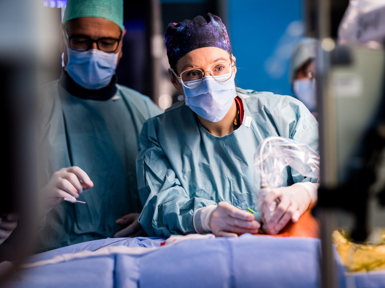 Un anévrisme complexe de l’aorte abdominale opéré avec succès par chirurgie endovasculaire au ...