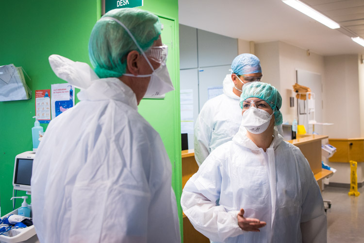 M. Paul Mousel visite les différents services d’hospitalisation dédiés ...