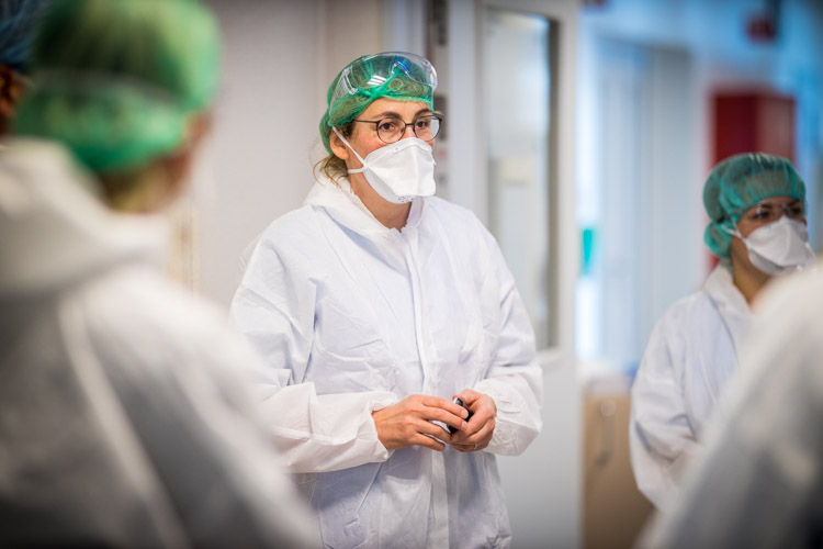 M. Paul Mousel visite les différents services d’hospitalisation dédiés ...